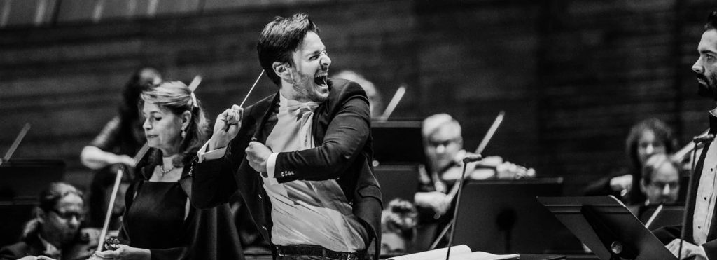 Dirigeant La traviata, le maestro Michele Spotti fait ses débuts au ...