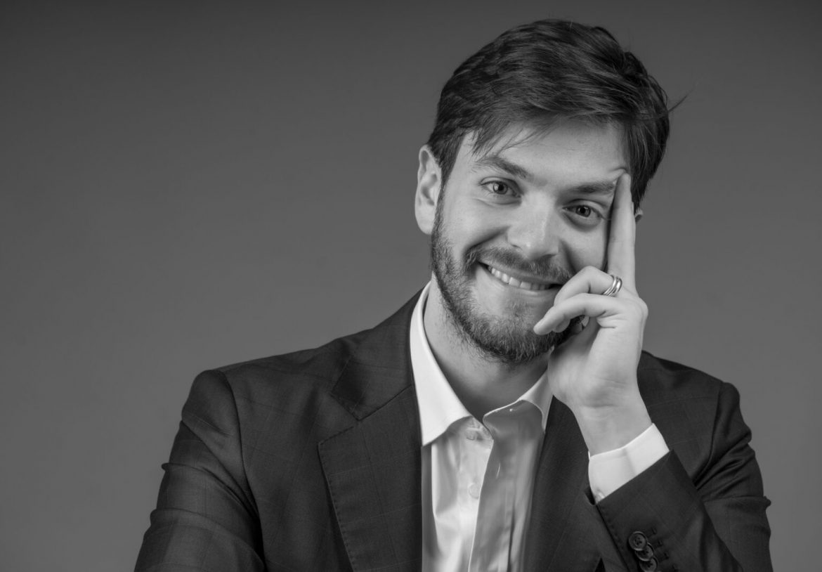 Dirigeant La traviata, le maestro Michele Spotti fait ses débuts au ...