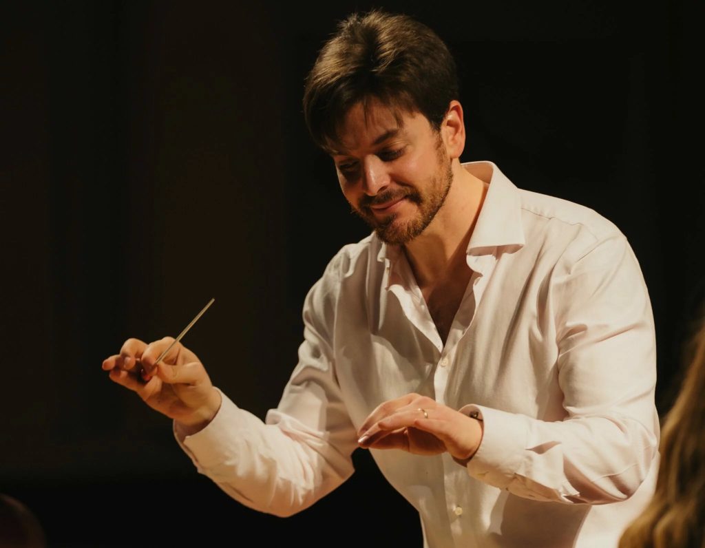 Dirigeant La traviata, le maestro Michele Spotti fait ses débuts au ...