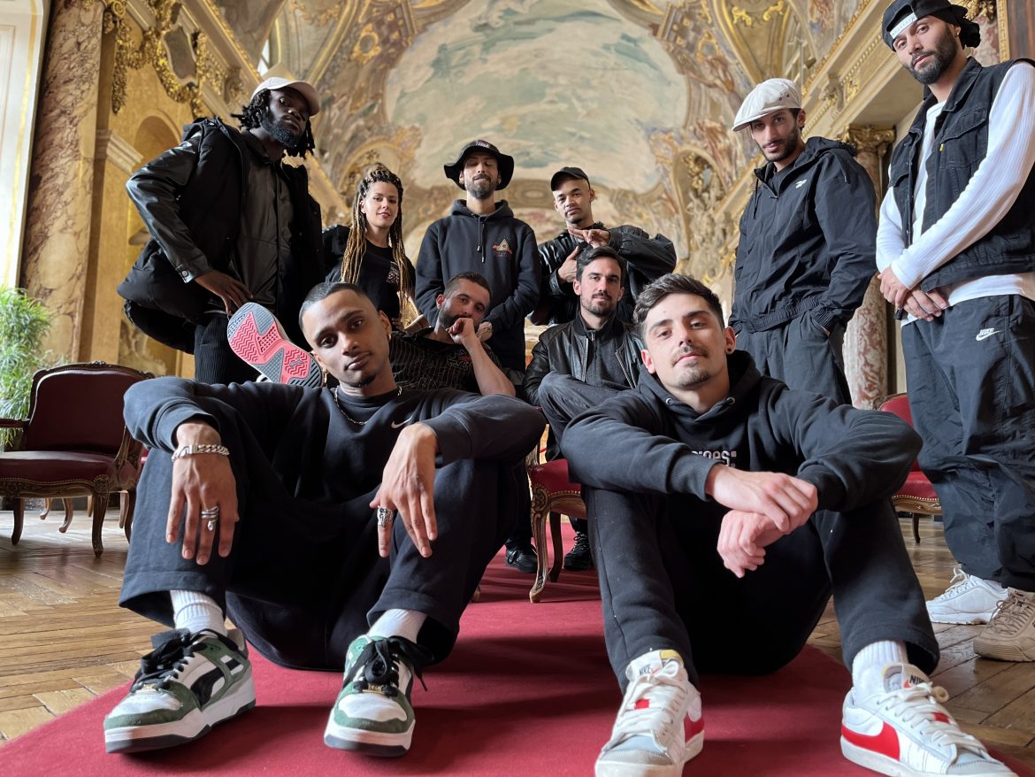 La Brigade Fantôme performe dans la salle des Illustres